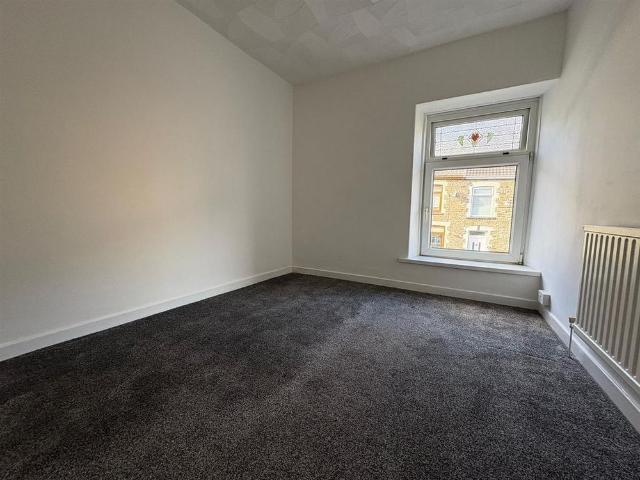 3 bedroom end of terrace house to rent