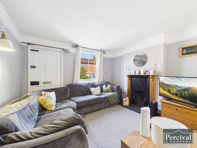 3 bedroom end of terrace house to rent