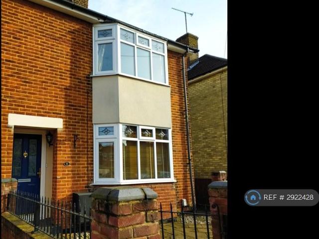 3 bedroom end of terrace house to rent