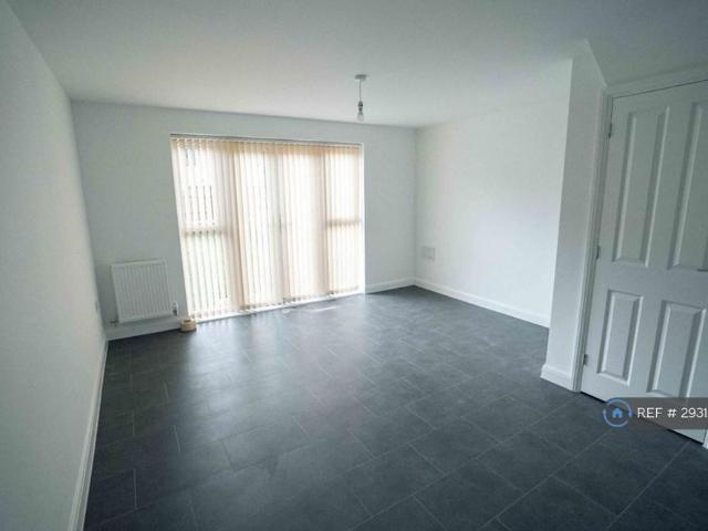 3 bedroom end of terrace house to rent