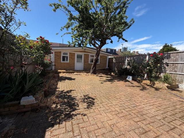3 bedroom end of terrace house to rent