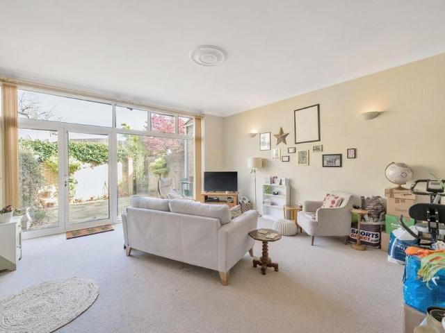 3 bedroom end of terrace house to rent