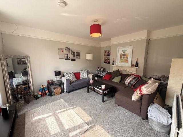 3 bedroom end of terrace house to rent