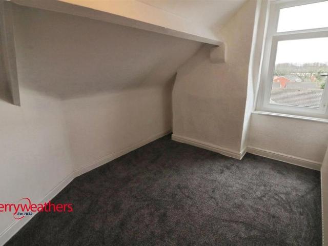 3 bedroom end of terrace house to rent