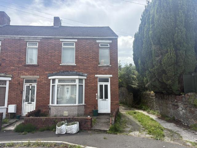 3 bedroom end of terrace house to rent
