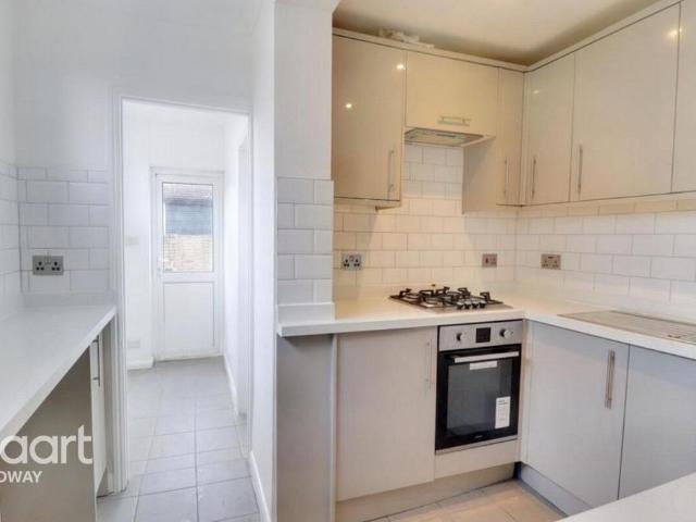 3 bedroom end of terrace house to rent