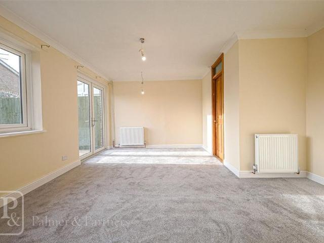 3 bedroom end of terrace house to rent