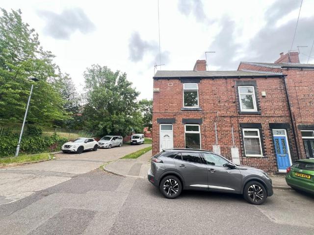 3 bedroom end of terrace house to rent