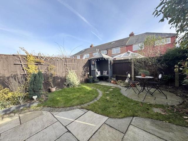 3 bedroom end of terrace house to rent