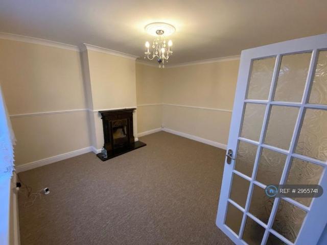 3 bedroom end of terrace house to rent
