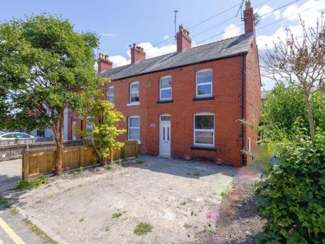 3 bedroom end of terrace house to rent