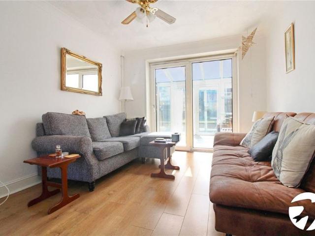 3 bedroom end of terrace house to rent