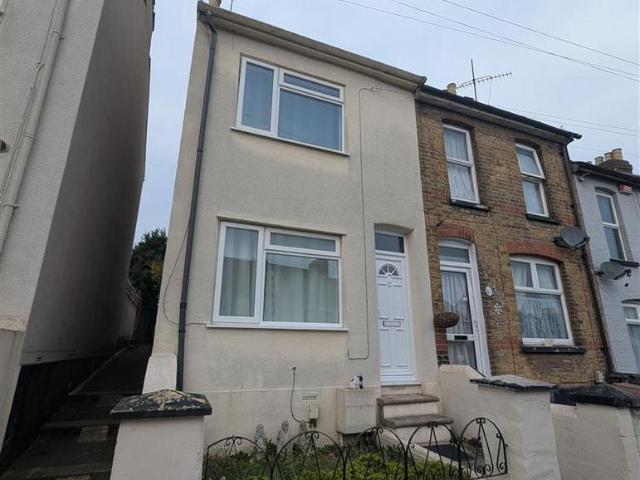 3 bedroom end of terrace house to rent
