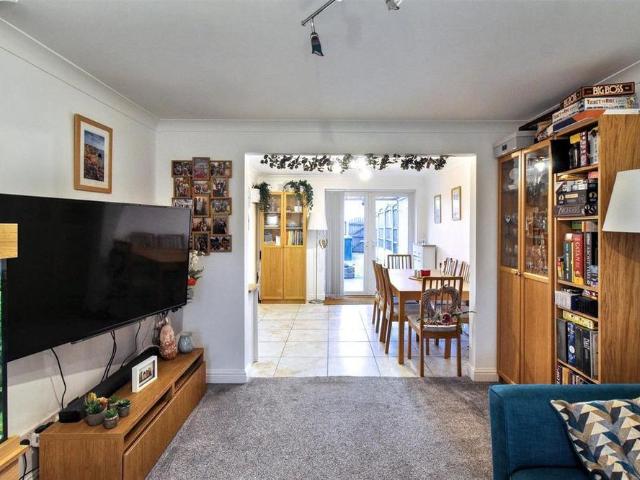 3 bedroom end of terrace house to rent