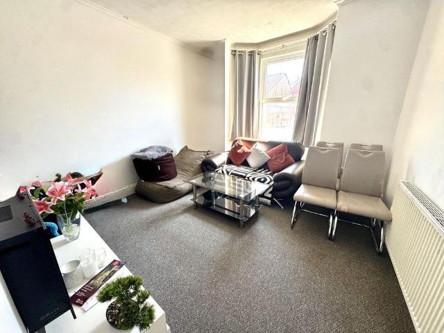 3 bedroom end of terrace house to rent