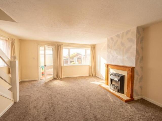 3 bedroom end of terrace house to rent