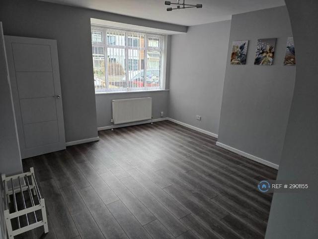 3 bedroom end of terrace house to rent