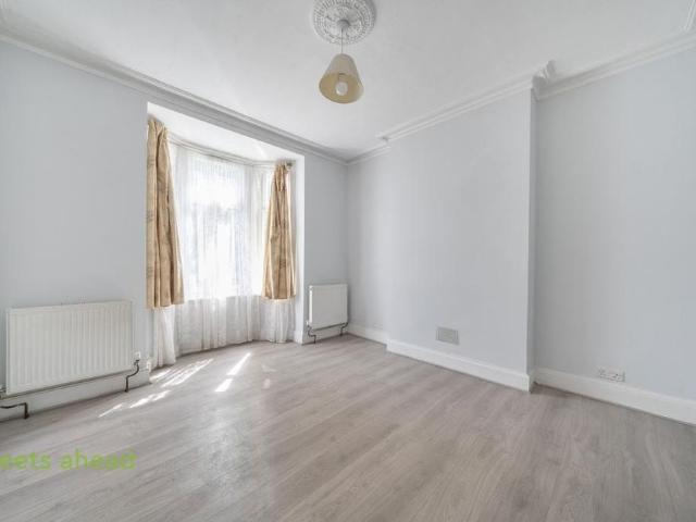 3 bedroom end of terrace house to rent