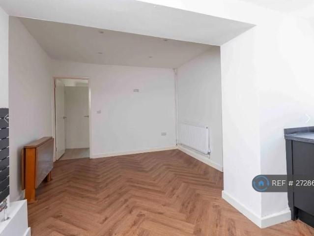 3 bedroom end of terrace house to rent
