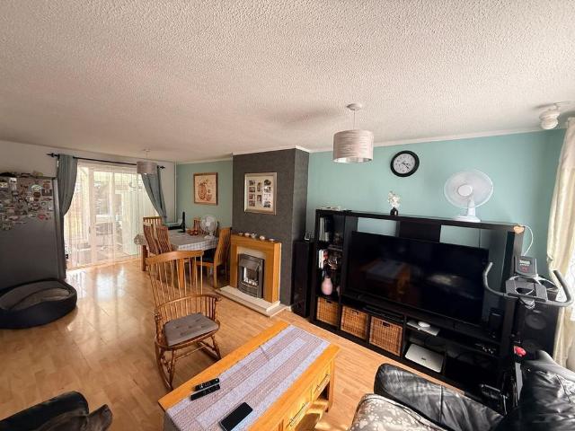 3 bedroom end of terrace house to rent