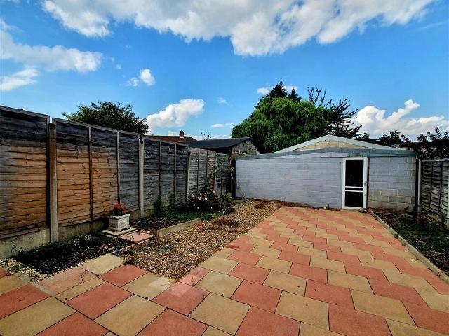 3 bedroom end of terrace house to rent