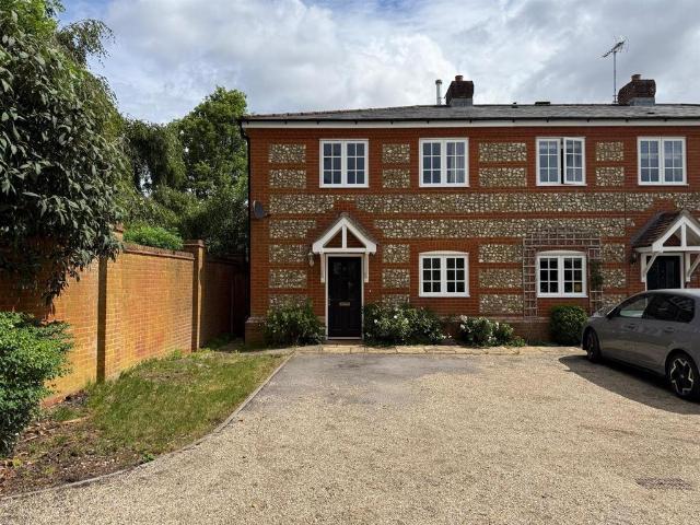 3 bedroom end of terrace house to rent