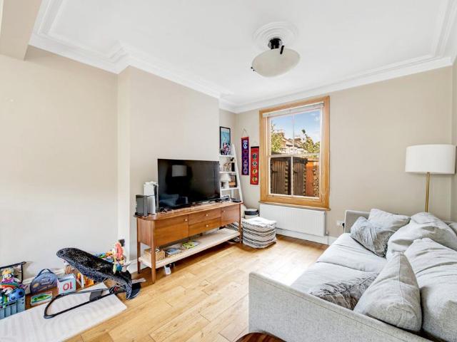 3 bedroom end of terrace house to rent