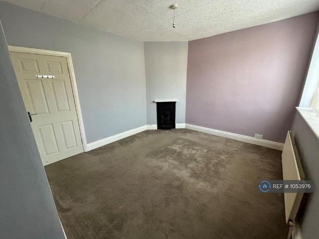 3 bedroom end of terrace house to rent