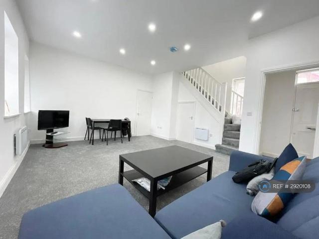 3 bedroom end of terrace house to rent