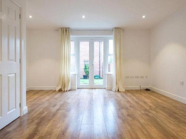 3 bedroom end of terrace house to rent
