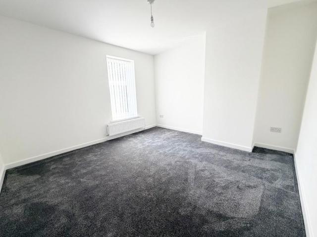 3 bedroom end of terrace house to rent