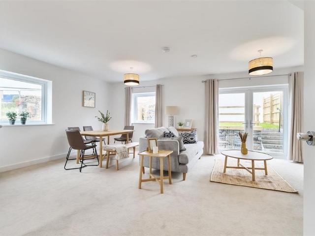 3 bedroom end of terrace house to rent