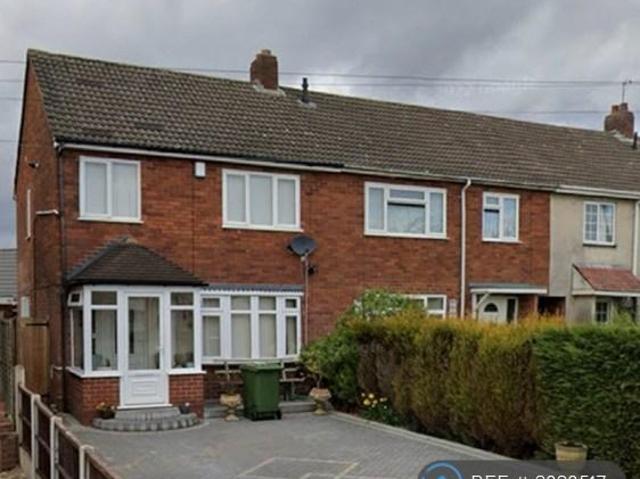 3 bedroom end of terrace house to rent
