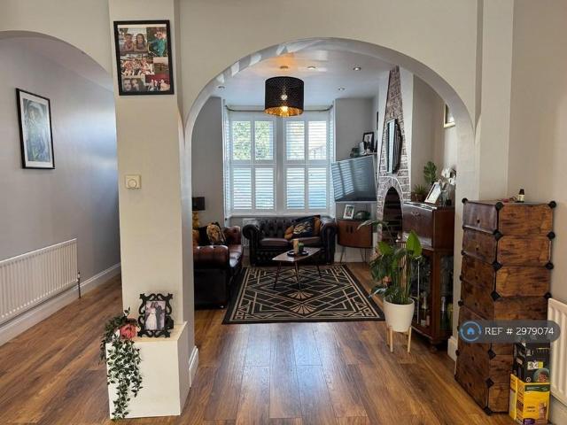 3 bedroom end of terrace house to rent
