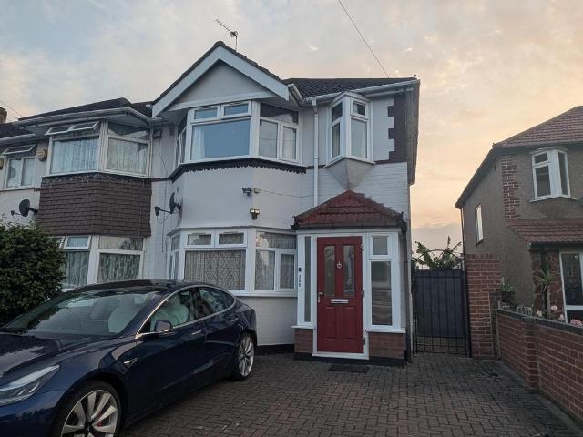 3 bedroom end of terrace house to rent
