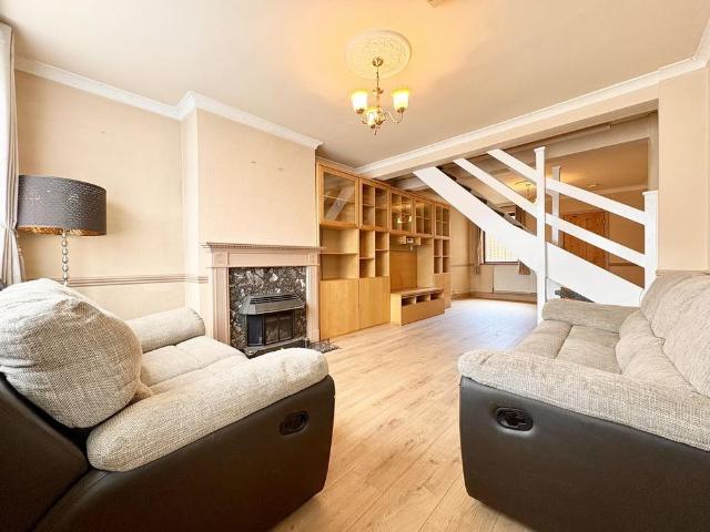 3 bedroom end of terrace house to rent