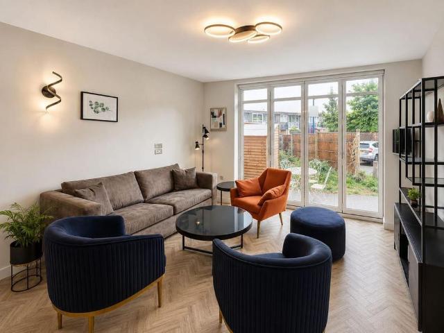 3 bedroom end of terrace house to rent