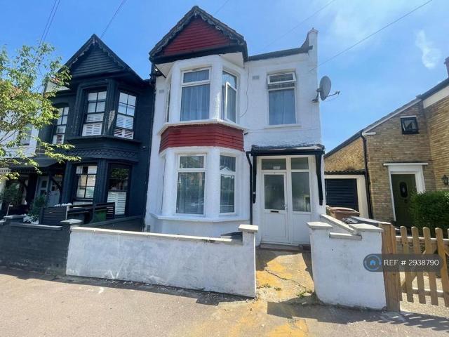3 bedroom end of terrace house to rent