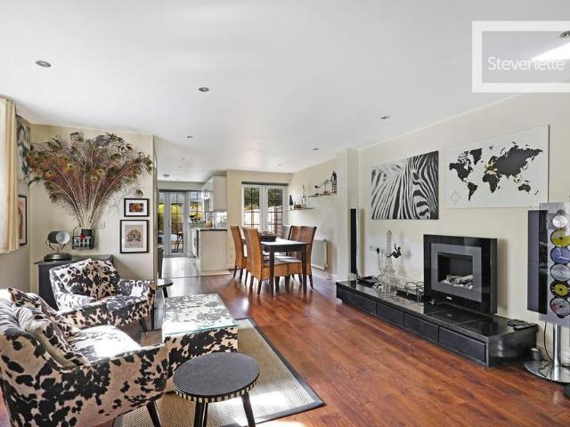3 bedroom end of terrace house to rent