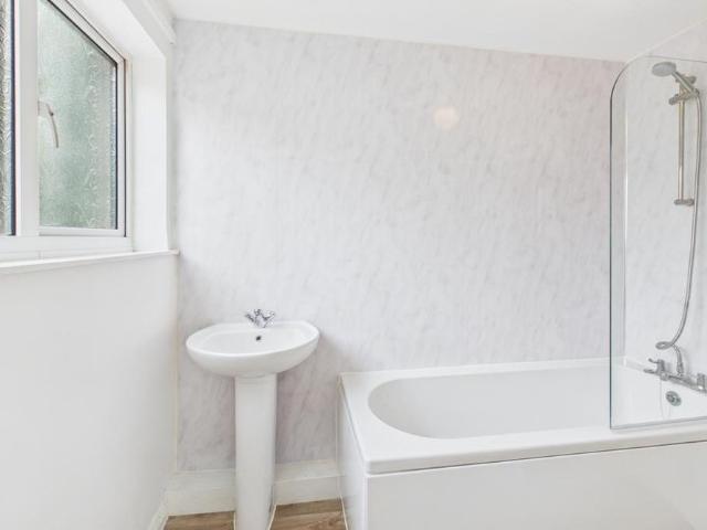 3 bedroom end of terrace house to rent