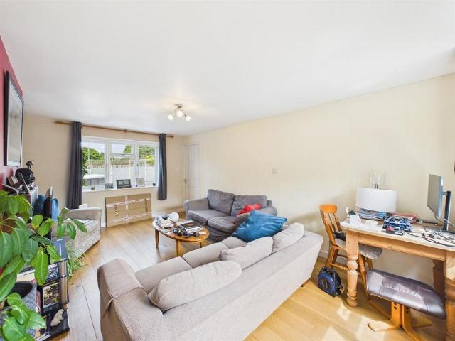 3 bedroom end of terrace house to rent