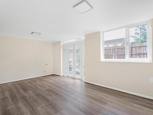 3 bedroom end of terrace house to rent