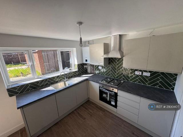 3 bedroom end of terrace house to rent