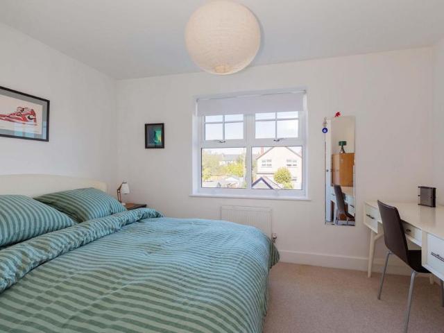 3 bedroom end of terrace house to rent