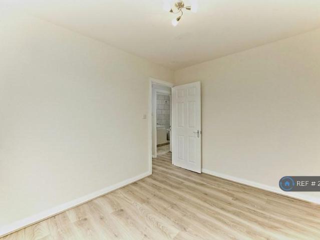 3 bedroom end of terrace house to rent