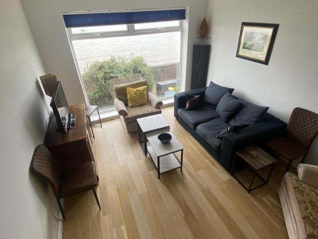 3 bedroom end of terrace house to rent