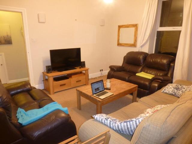 3 bedroom end of terrace house to rent