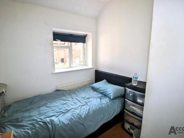 3 bedroom end of terrace house to rent