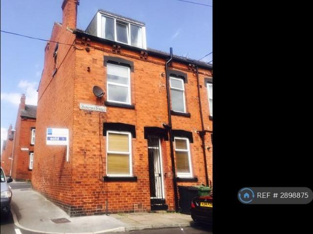 3 bedroom end of terrace house to rent