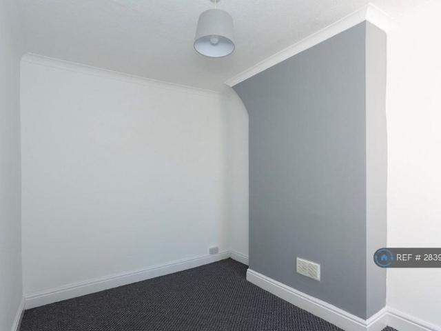 3 bedroom end of terrace house to rent